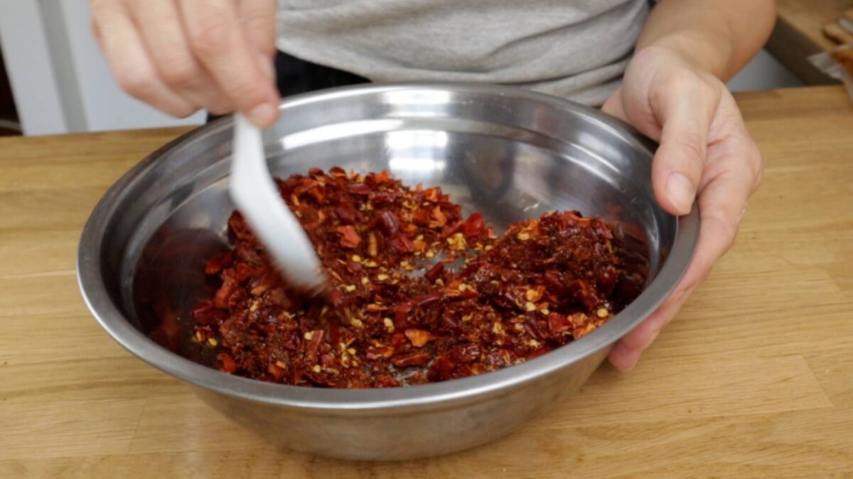Receta de Crispy Chili Oil | Cómo hacer aceite de chile crujiente en ...