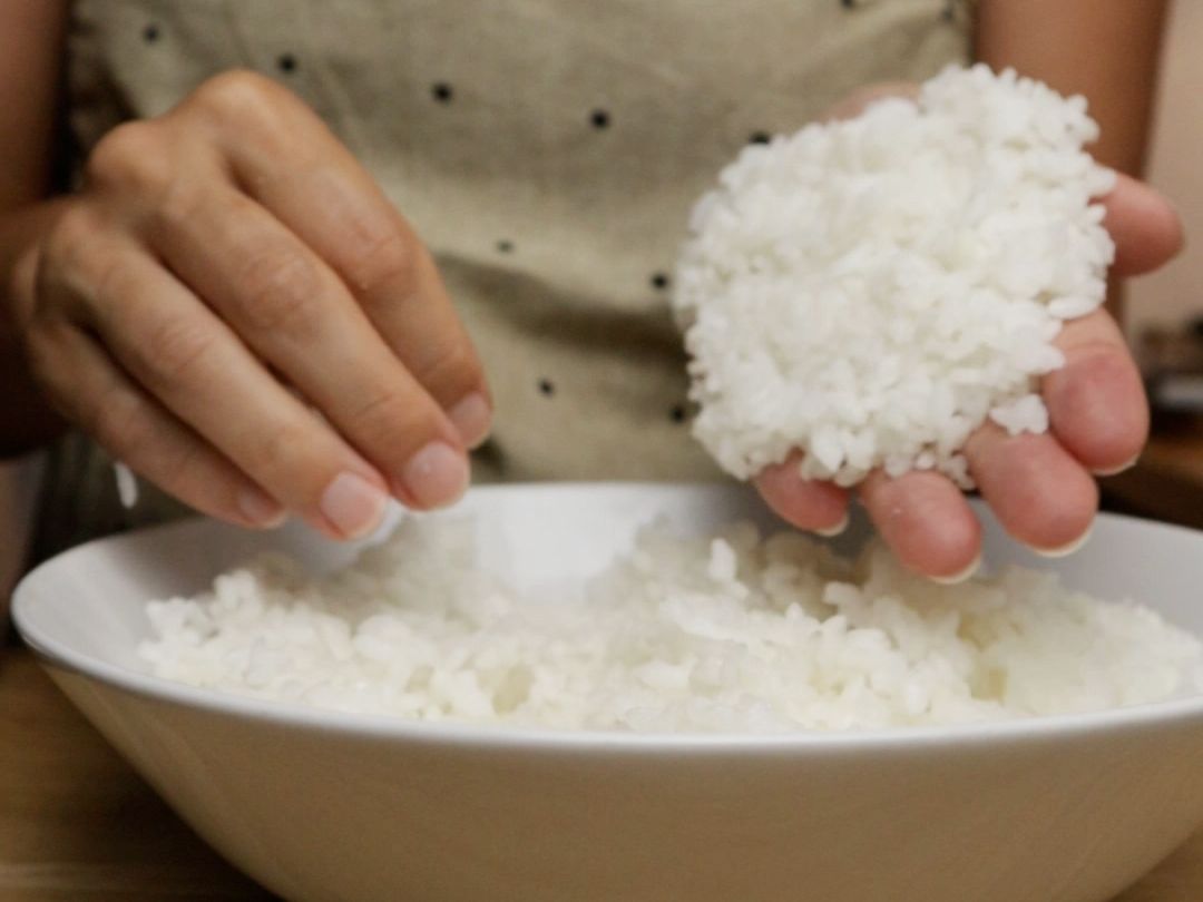 Cómo preparar onigiri de atún y mayonesa en casa - Bea Orviz Tjiang