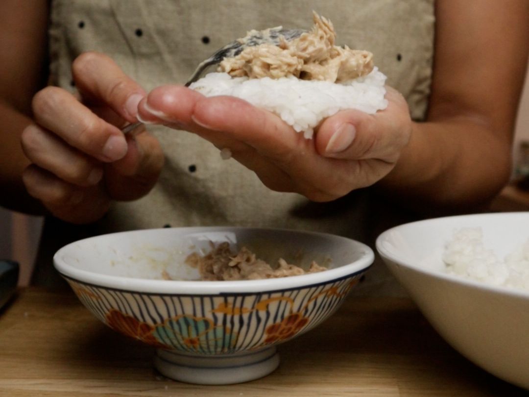 Cómo preparar onigiri de atún y mayonesa en casa - Bea Orviz Tjiang