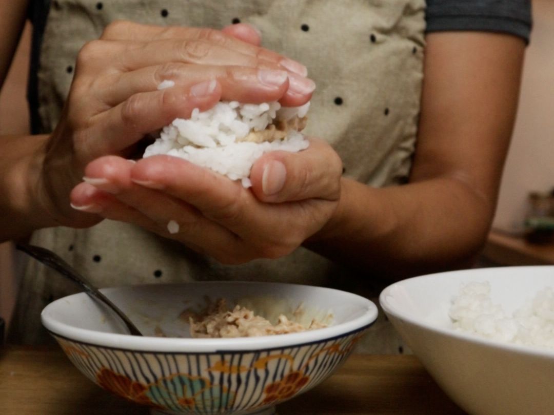 Cómo preparar onigiri de atún y mayonesa en casa - Bea Orviz Tjiang