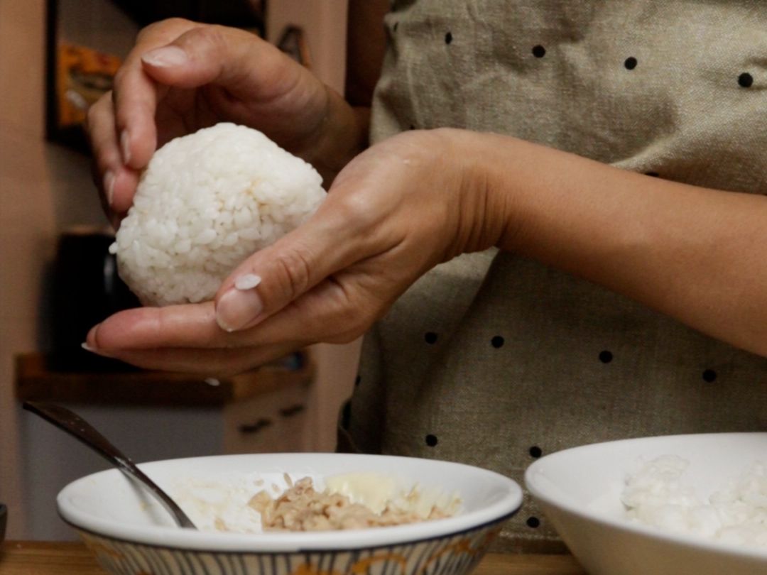 Cómo preparar onigiri de atún y mayonesa en casa - Bea Orviz Tjiang