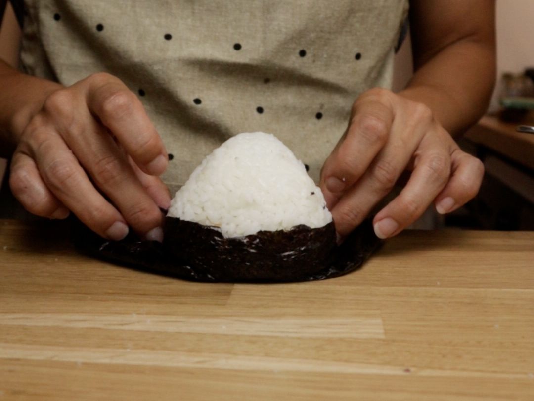 Cómo preparar onigiri de atún y mayonesa en casa - Bea Orviz Tjiang